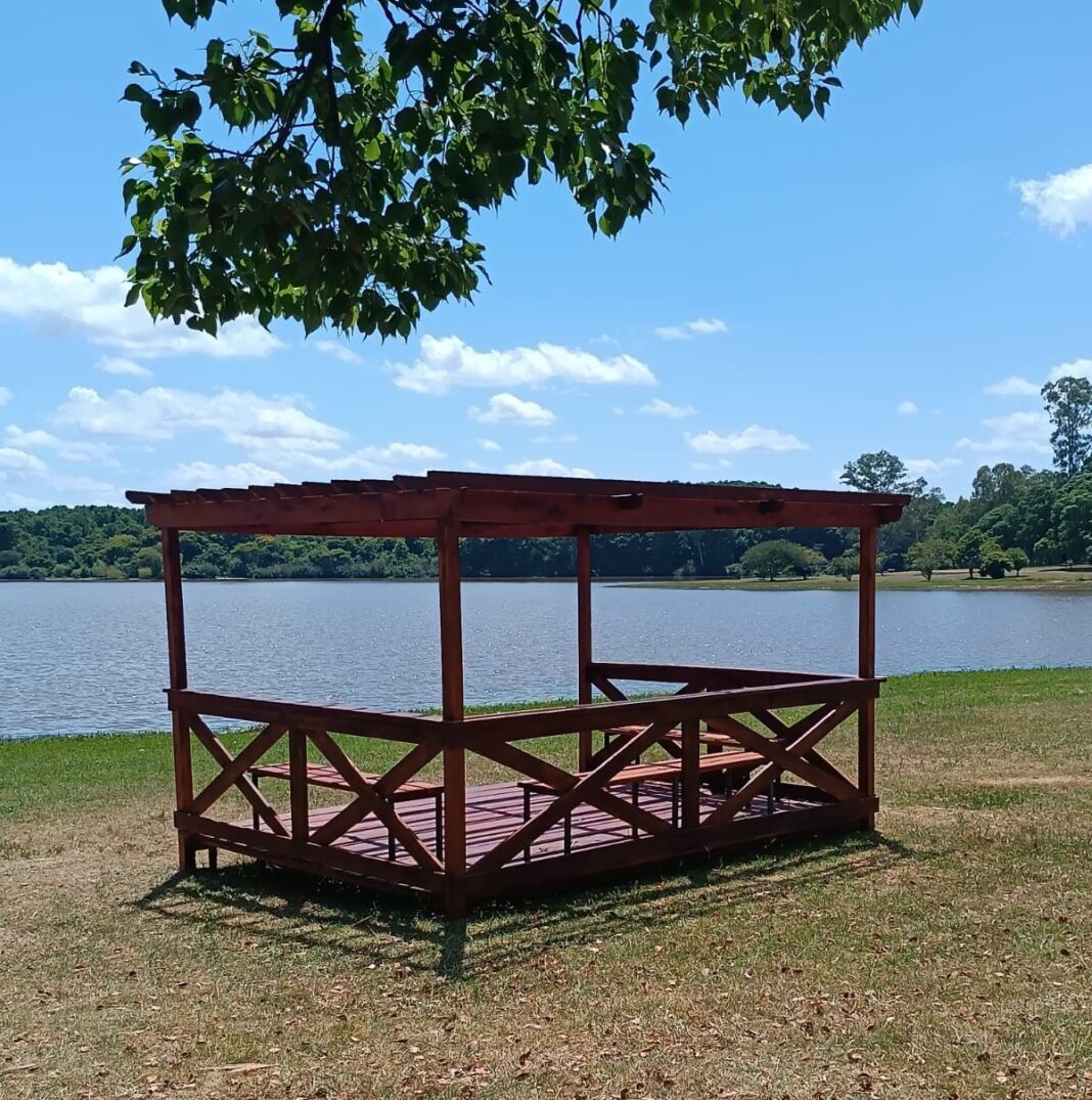 Instalan nuevas pérgolas con decks en el Parque del Lago